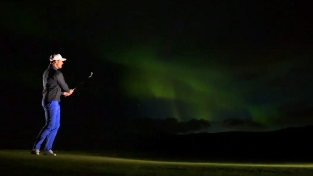 Norwegians play night golf under Northern Lights: WATCH