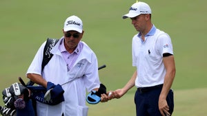 Justin Thomas' father does it all, from teacher to buddy to — caddie?!