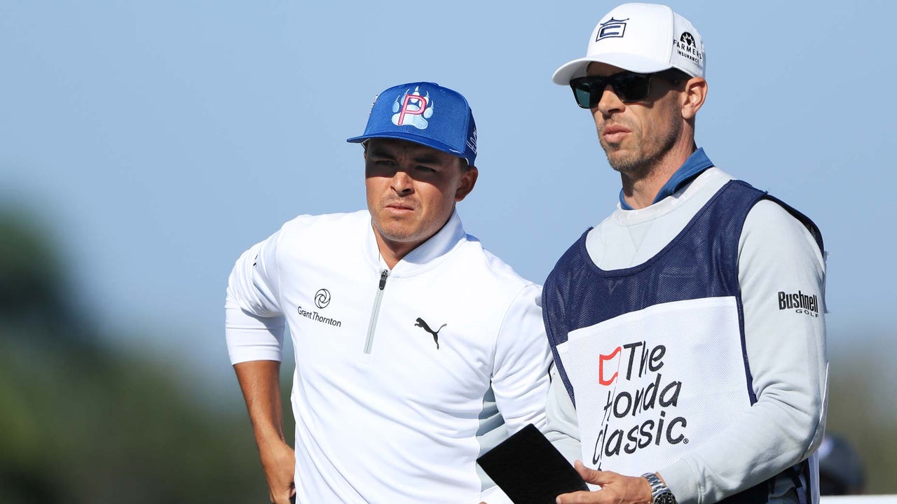 Rickie Fowler's caddie explains what it's like being mic'd up