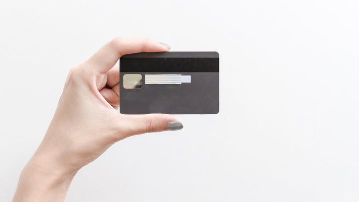 How to use your bank card to improve your putting at home — for free!