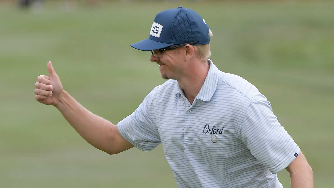 ‘What is that? A moose claw?’ Pro rides ANOTHER grip to PGA Tour lead