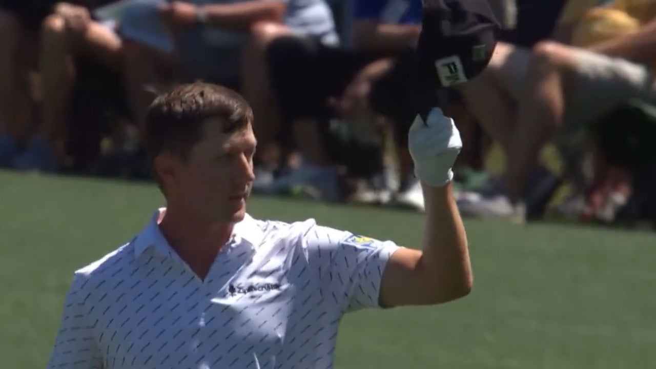 Pro cold-shanks, knocks over caddie, scares patron — and tips his cap