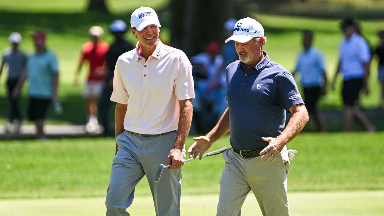 Jerry Kelly gave Steve Stricker putting advice. Then Stricker shot 64