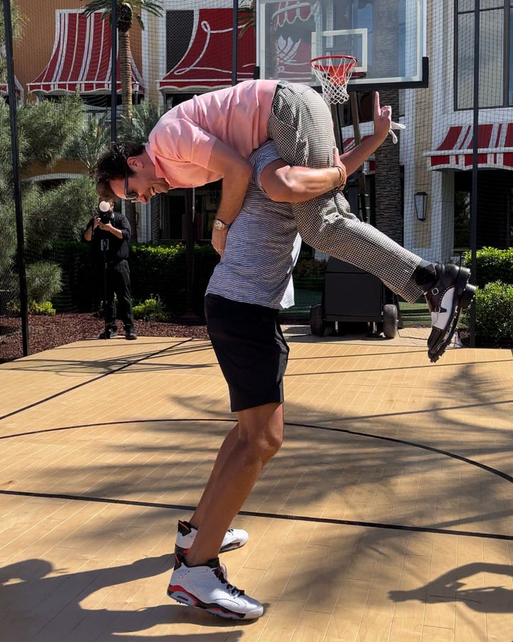 Timberlake and Fallon shoot hoops, Travis Kelce gets a golden putter