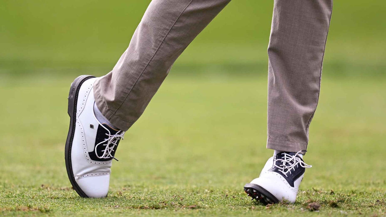 What's the proper footwork in the golf swing? Here's how it should look