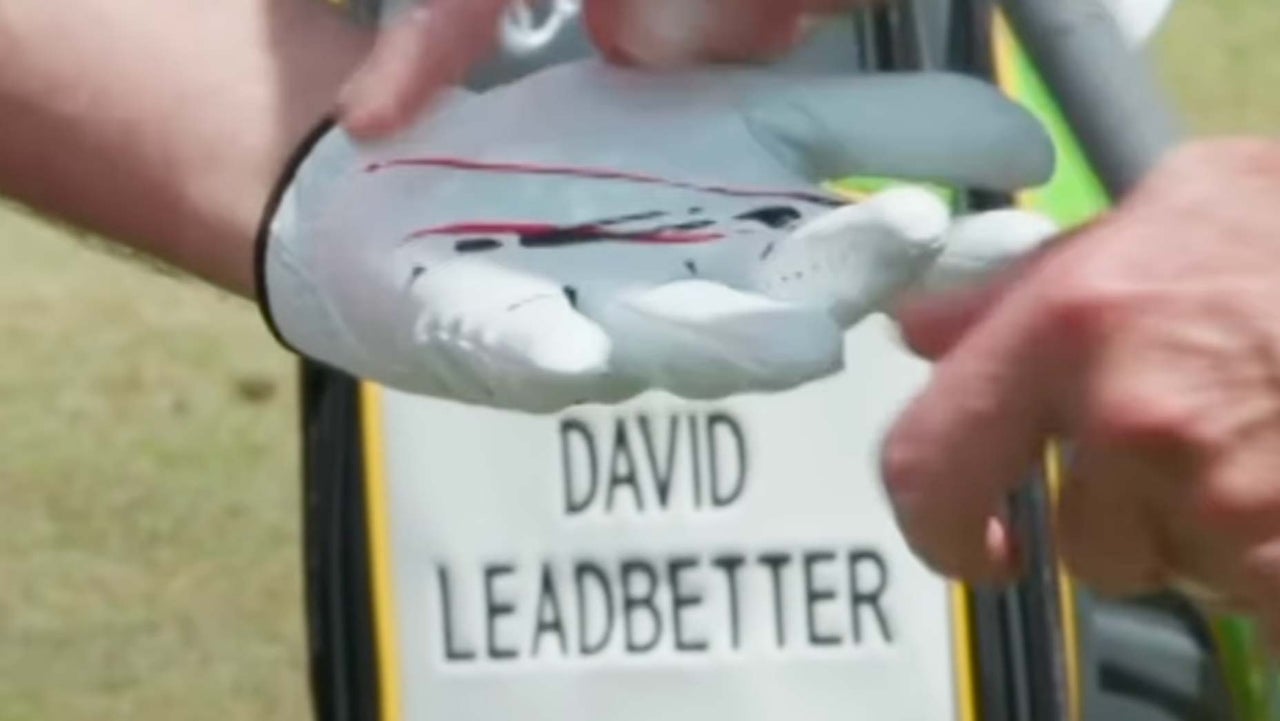 Glove markings can ensure a flawless golf grip. Here's how