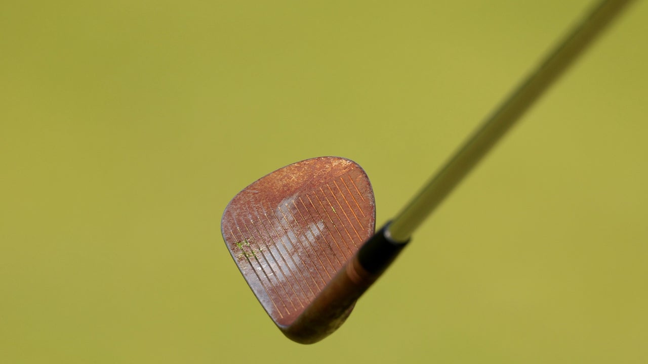 Why is Tiger Woods' TaylorMade wedge covered in rust?