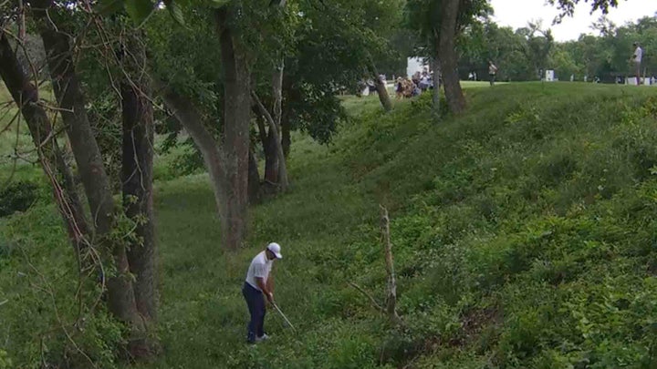 Scottie Scheffler makes unreal par from penalty area at Colonial